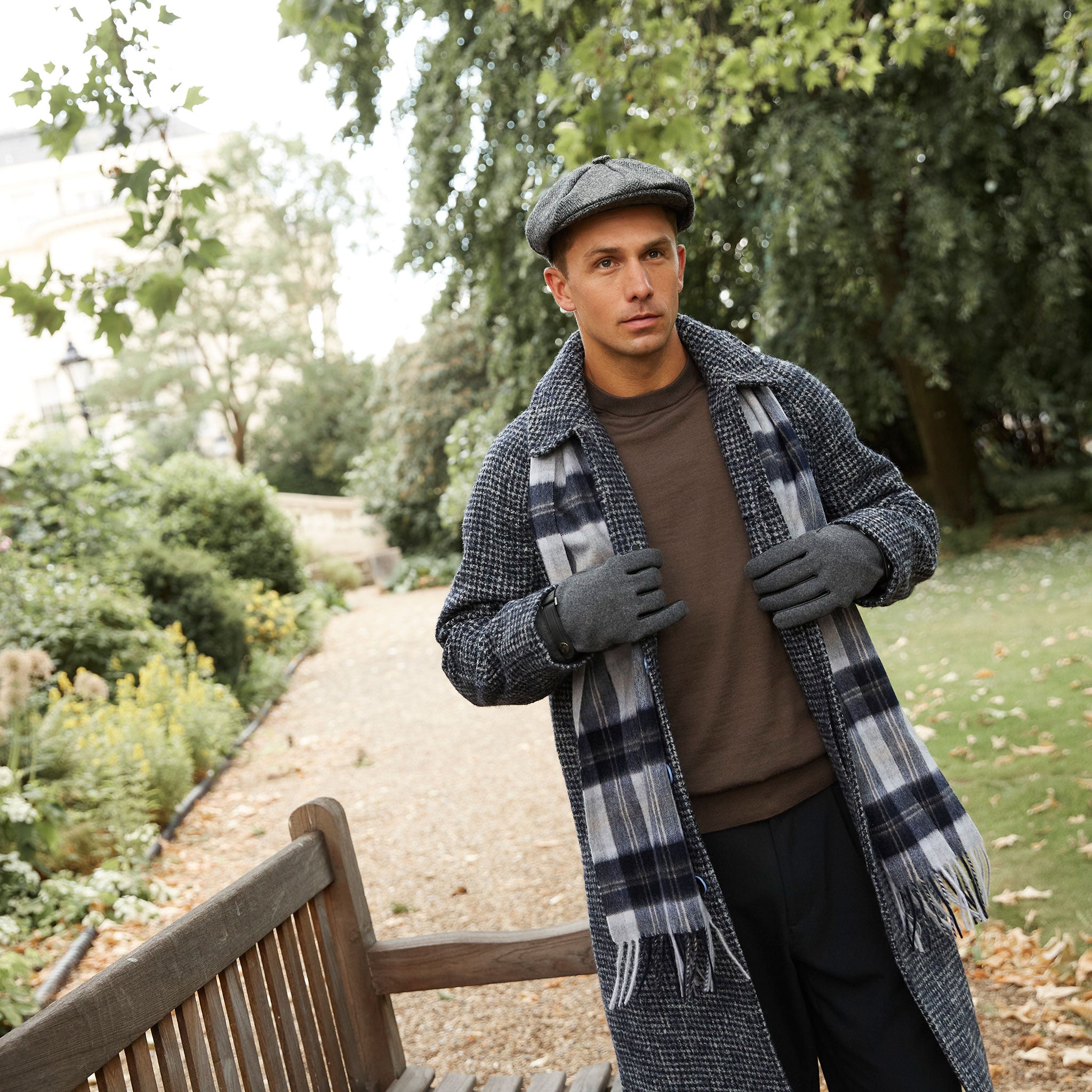Men's Luxury Lambswool Scarf with Tassels | Dents
